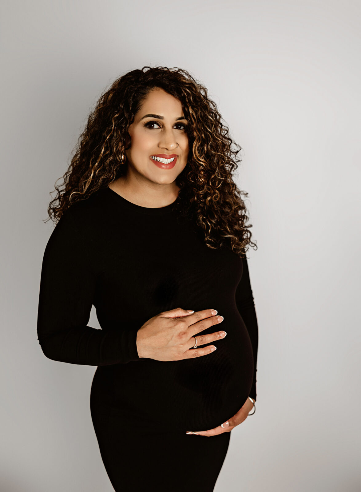 The Beauty of Studio Maternity Photo Sessions: A Timeless & Elegant ...